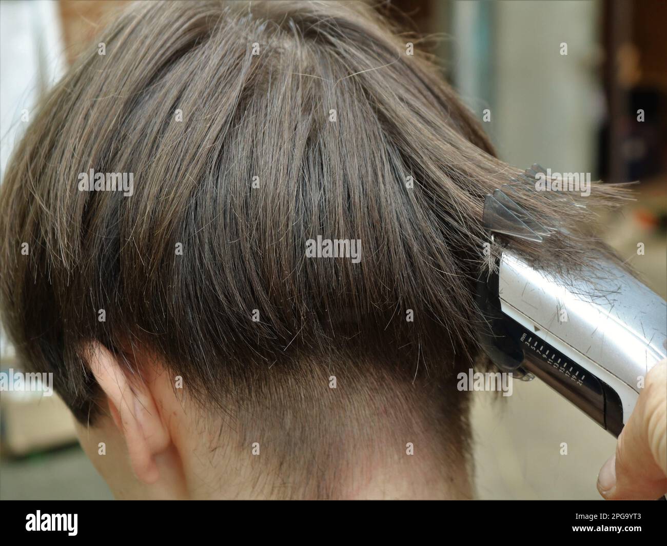 tête d'un garçon adolescent aux cheveux lisses bruns de longueur ...