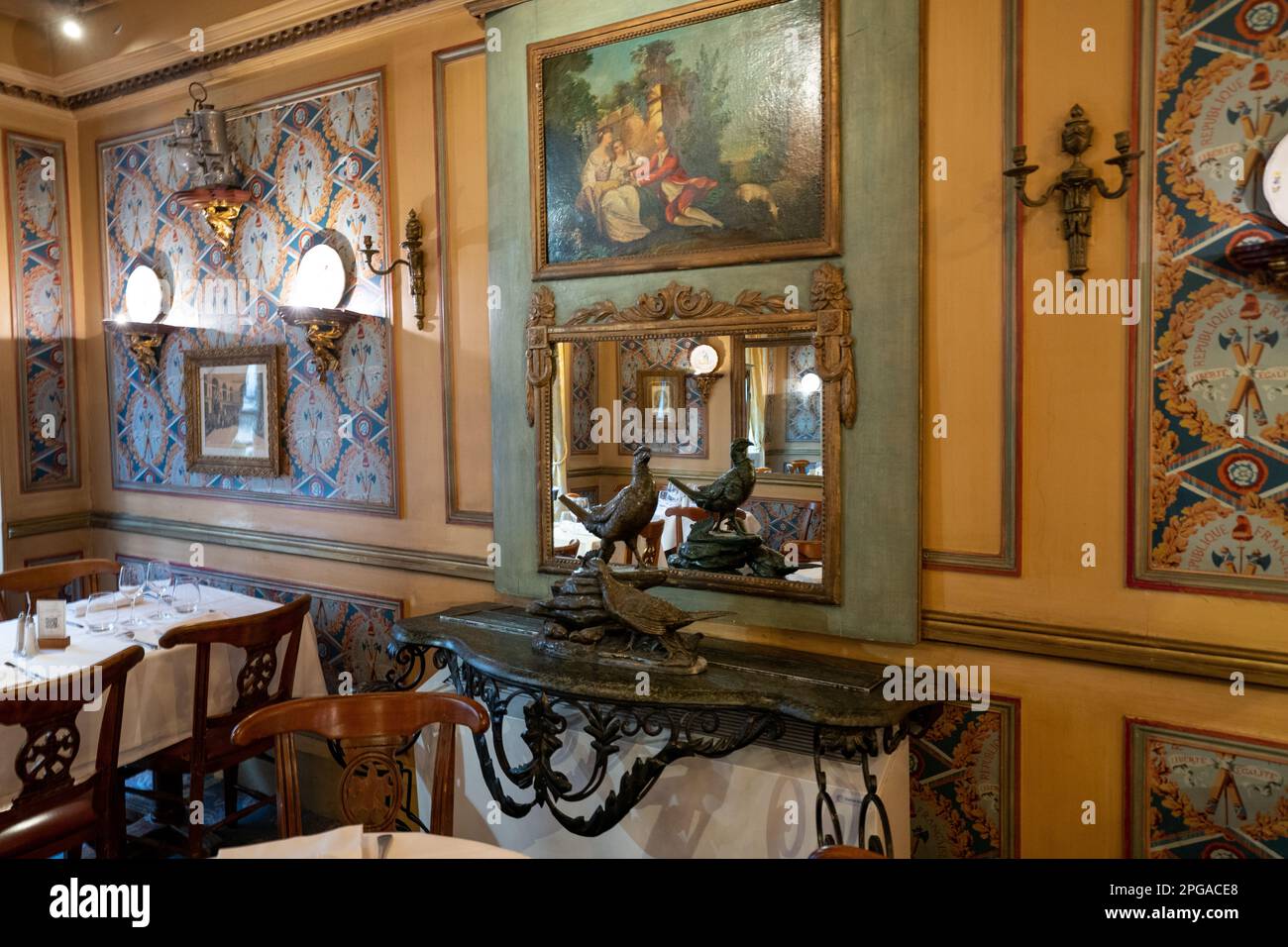 Restaurant le Procope à Paris, France. Le plus ancien café de Paris au ...