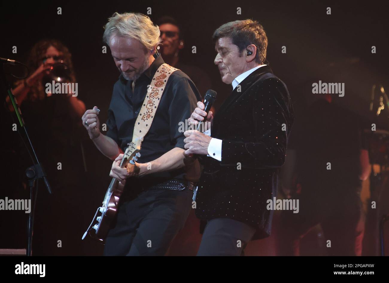 Bologne, Italie, 21 mars 2023 - le chanteur de légende italien Gianni Morandi sur scène à l ...