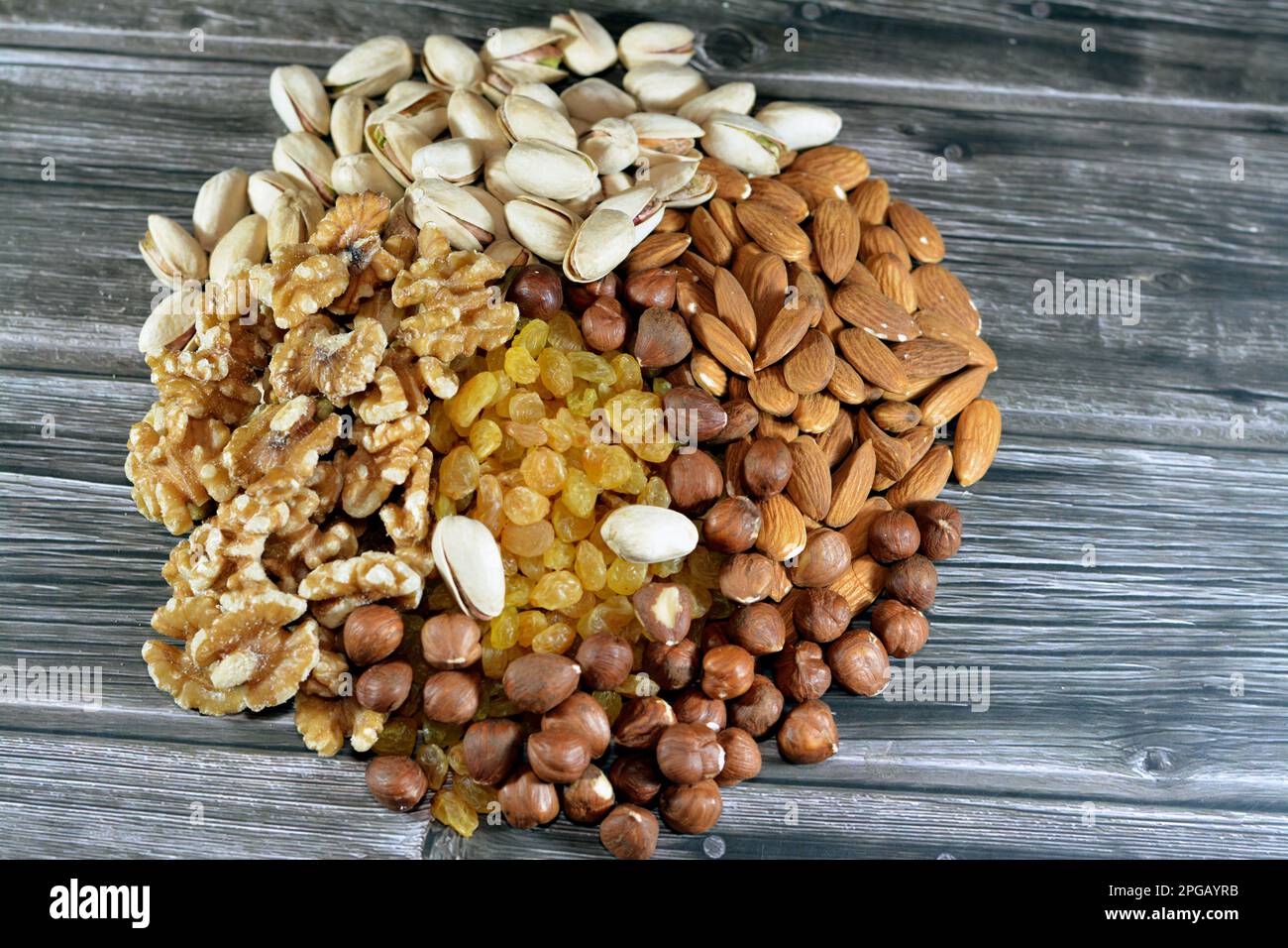 Mélange de différents types de noix, pistaches, noisettes, amandes ...