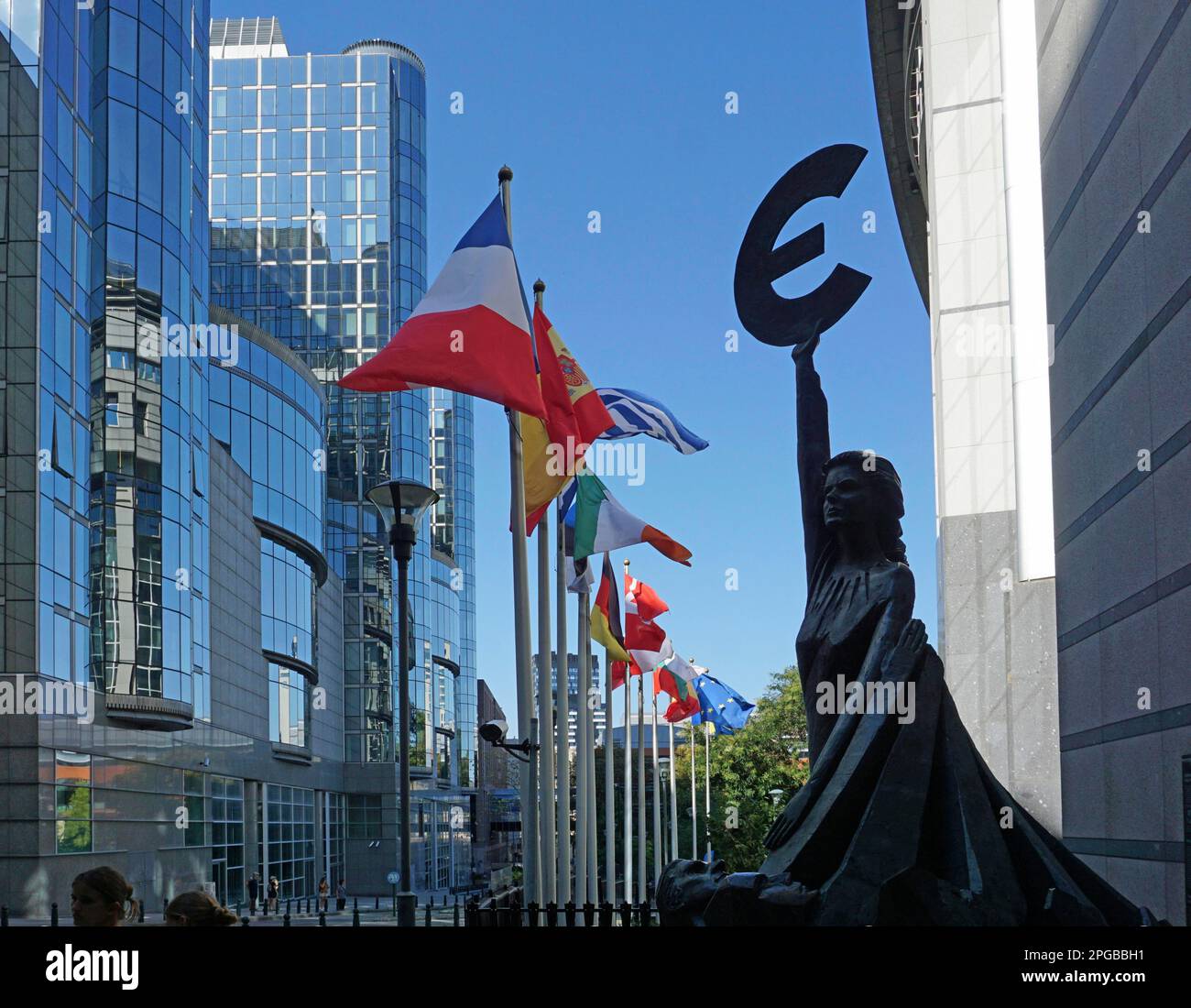 Statue avec le symbole de l'euro Banque de photographies et d’images à ...