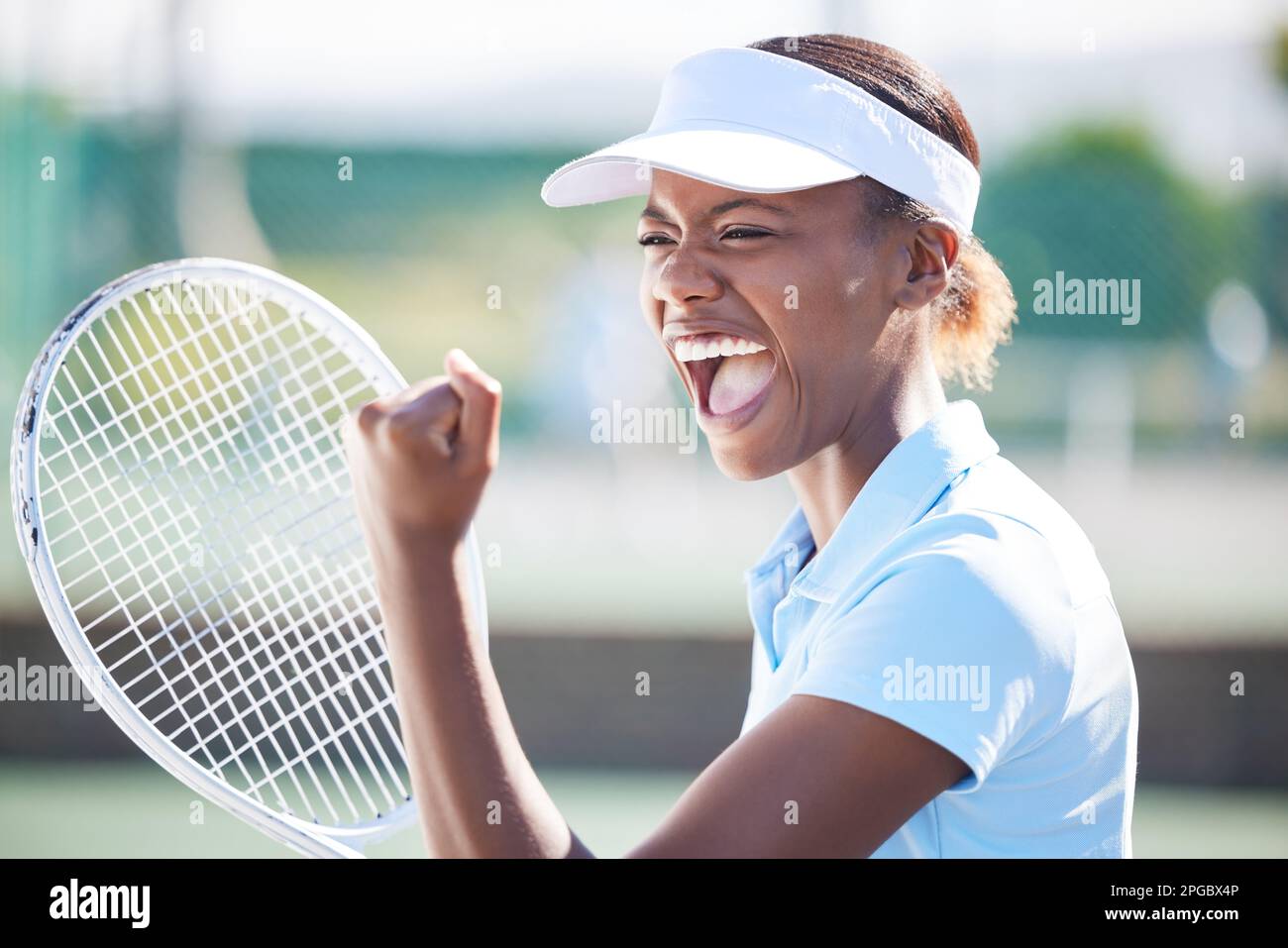 Vainqueur, tennis et célébration de la femme noire sur le court après ...