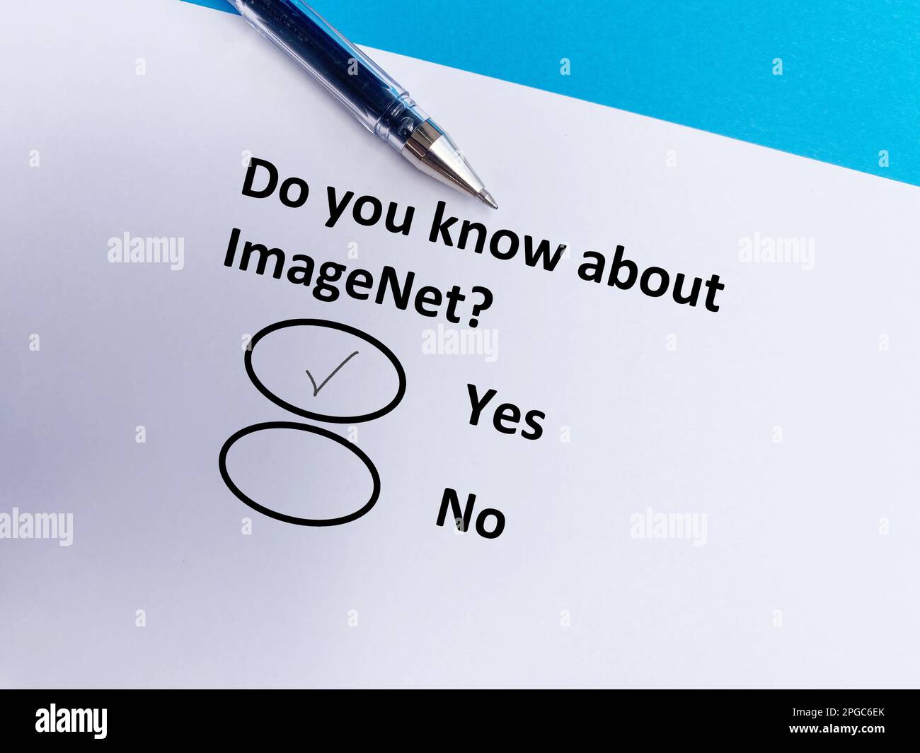 Une personne répond à une question sur l'intelligence artificielle. Il ...