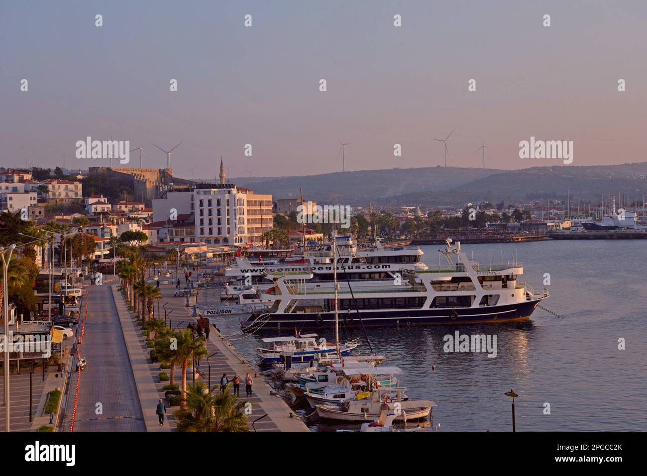 Bateaux dans le port au coucher du soleil avec des hôtels sur le front ...