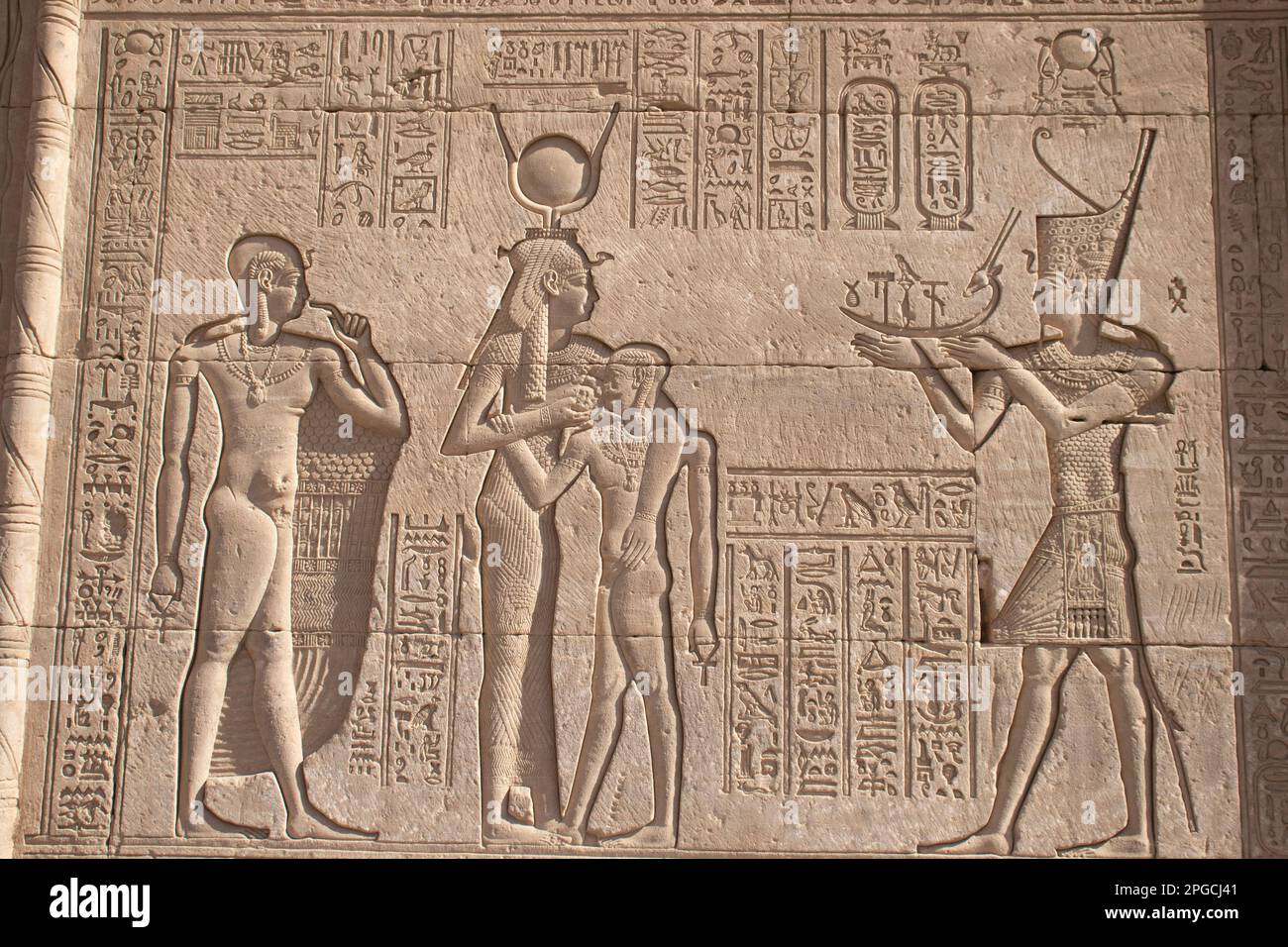 L'empereur romain Trajan propose des offrandes à Hathor et à Ra ...