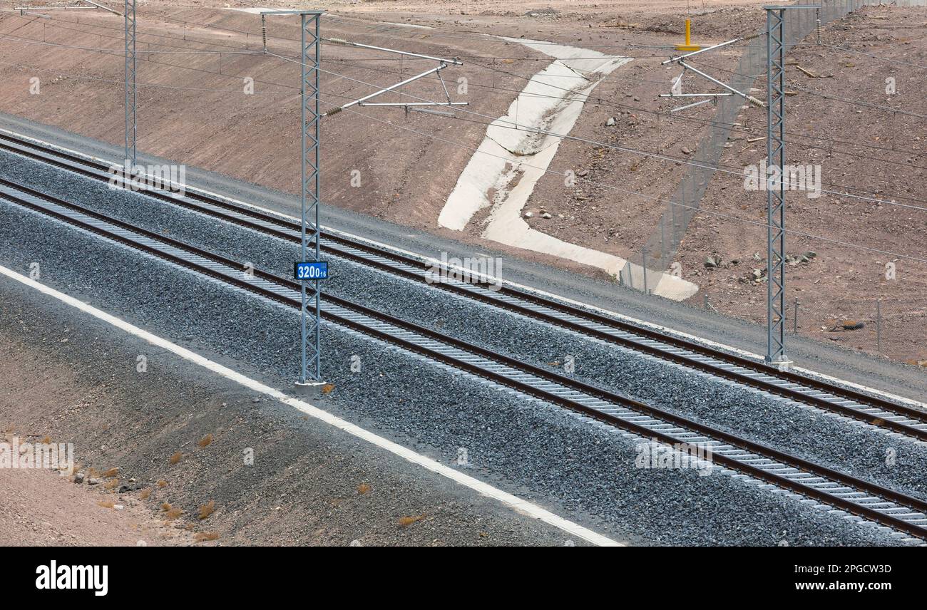 Vue aérienne des montagnes sèches avec travaux de creusage dans le ...