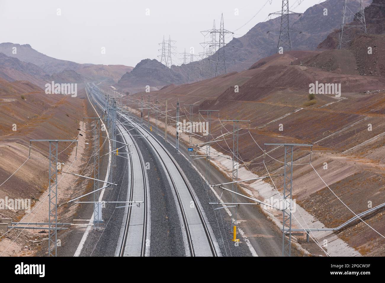 Vue aérienne des montagnes sèches avec travaux de creusage dans le ...