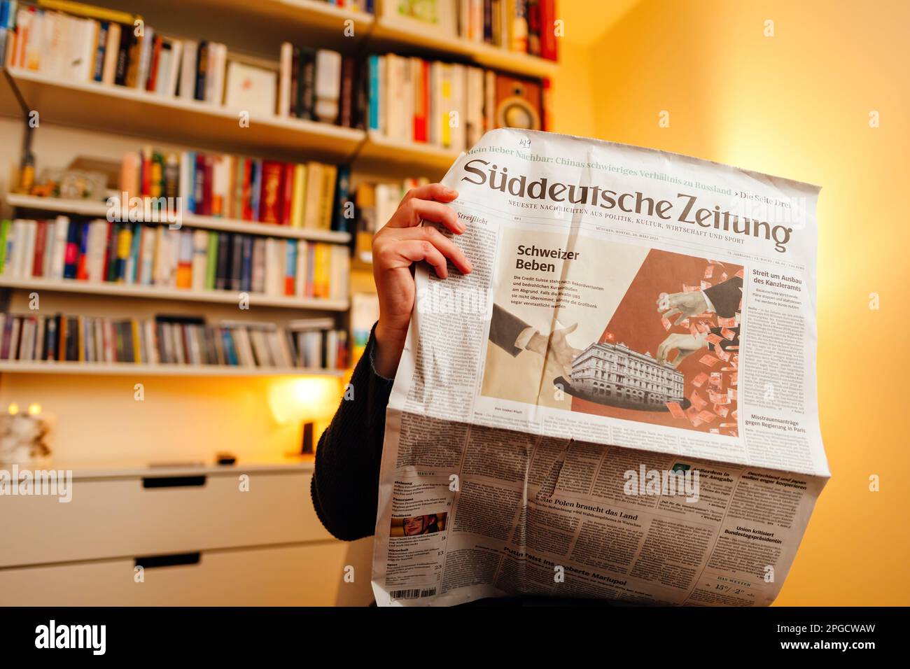 Paris, France - 20 mars 2023: Une femme lisant dans son salon le ...