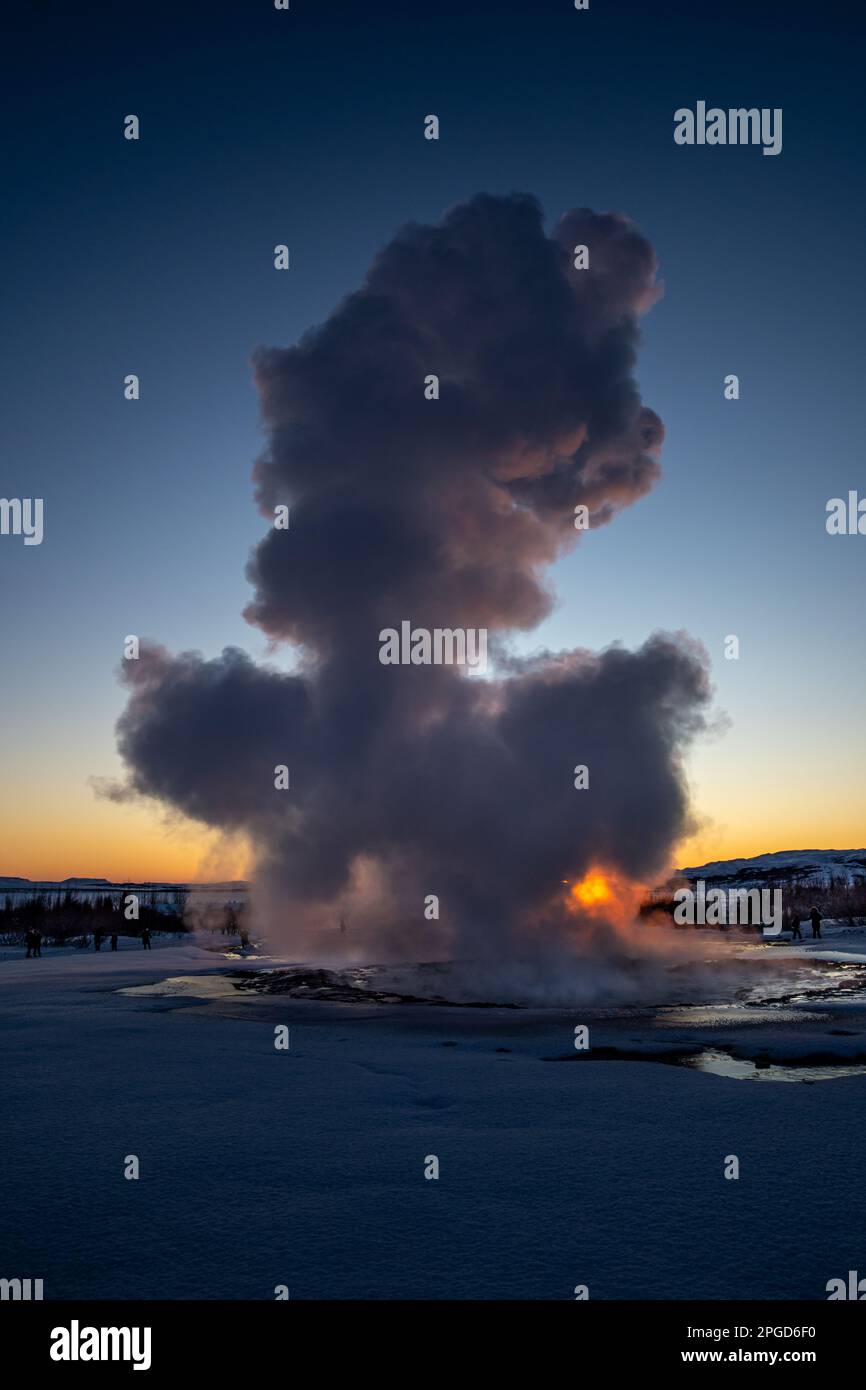 Le grand geyser d'Islande Strokkur en pleine éruption avec la brume et ...