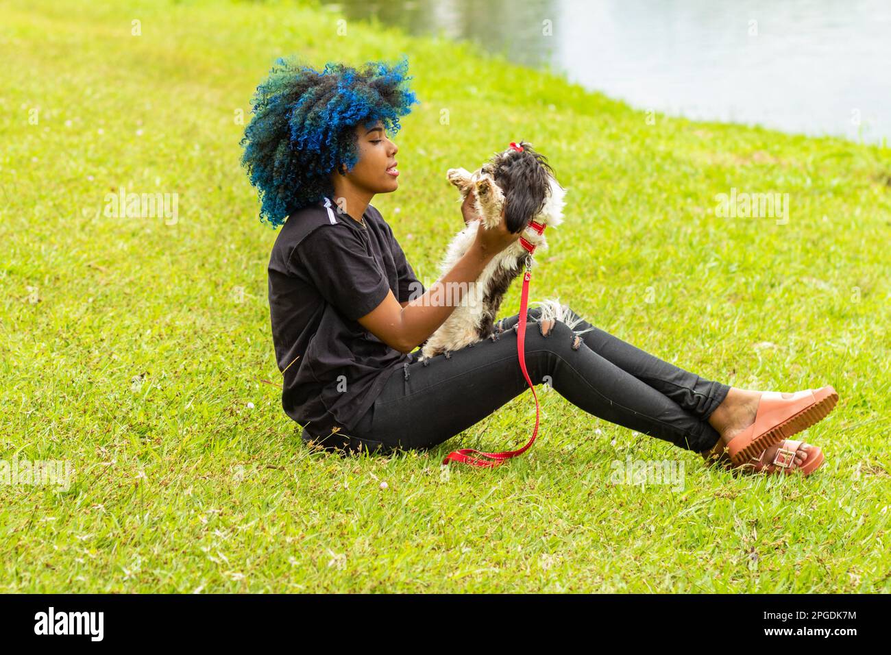 Goiania, Goias, Brésil – 20 mars 2023 : une jeune femme noire, aux ...