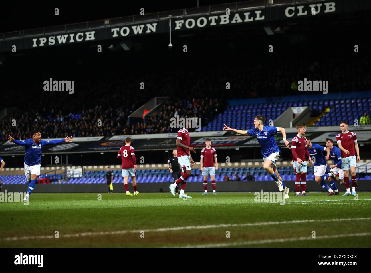 Finley Barbrook d'Ipswich Town célèbre après avoir marqué un but pour ...