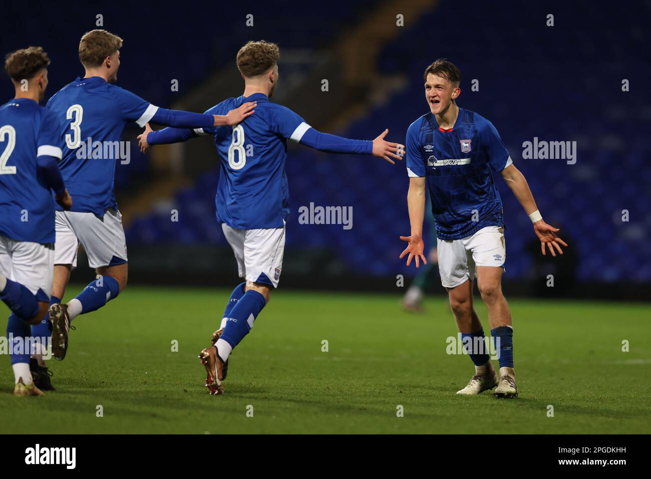 Finley Barbrook d'Ipswich Town célèbre après ses scores pour 1-0 ...