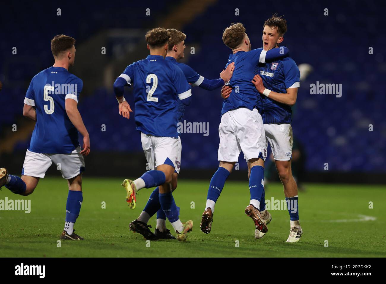 Finley Barbrook d'Ipswich Town célèbre après ses scores pour 1-0 ...