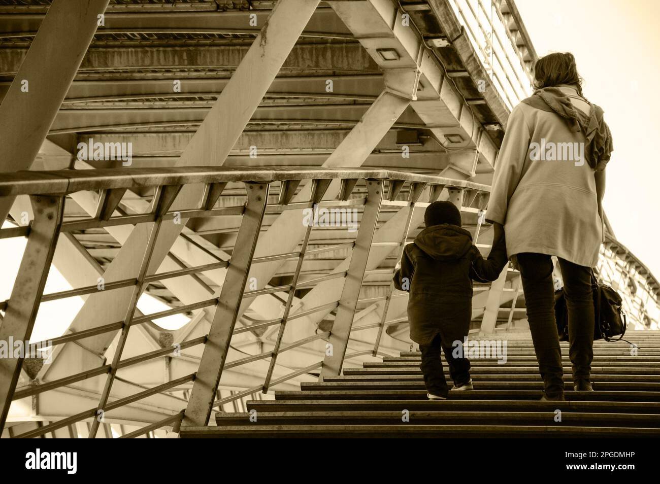 Mère et enfant (non identifiés, vue arrière) sur le pont Solferino au ...