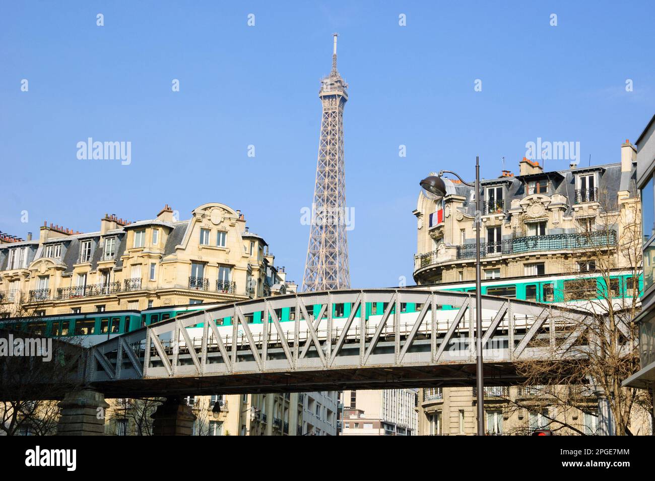 Paysage urbain de Paris avec pont de métro (avec passage en train ...