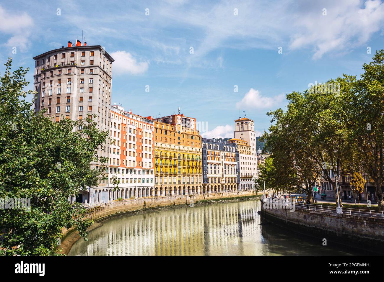 Vue sur la ville de Bilbao, le fleuve Nervion et son architecture ...