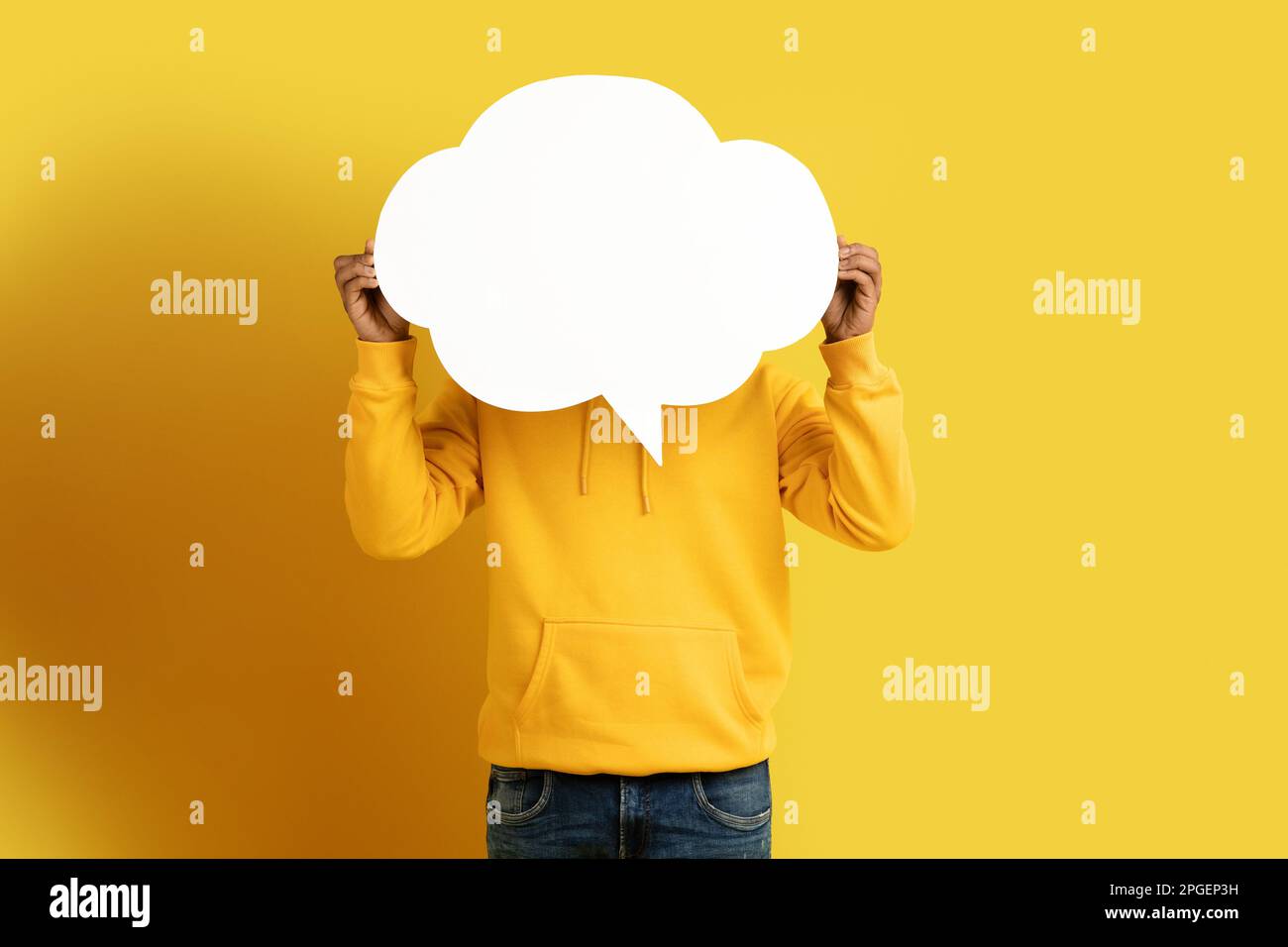 Homme à la peau sombre méconnaissable qui cache son visage derrière une ...
