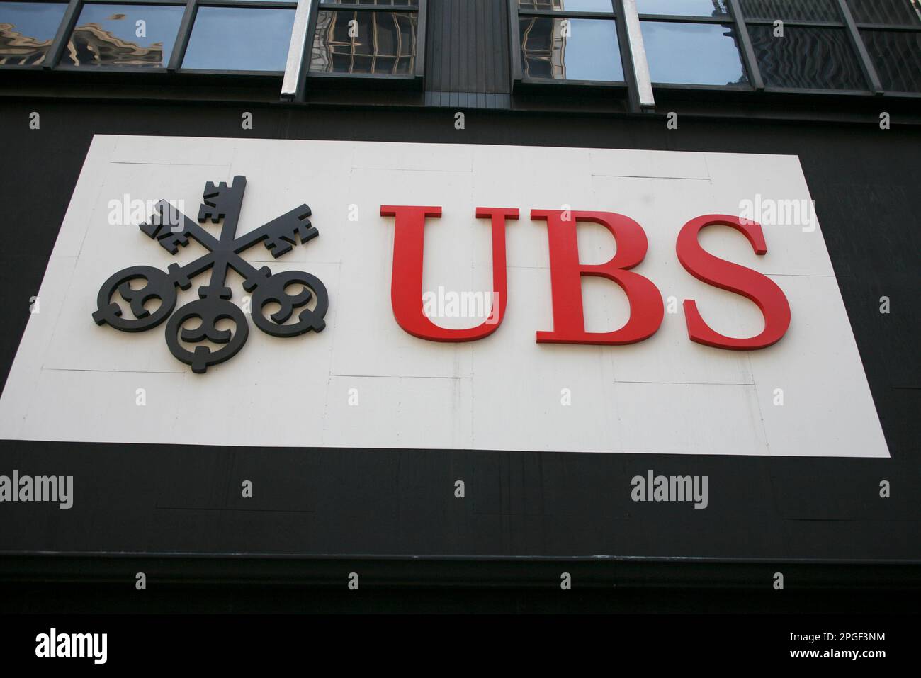 Ubs bank sign in geneva Banque de photographies et d’images à haute ...