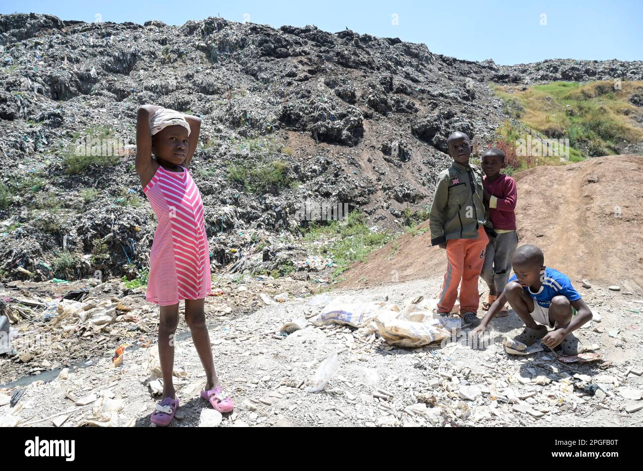 KENYA, Nairobi, bidonville de Korogocho, site de déversement de déchets ...