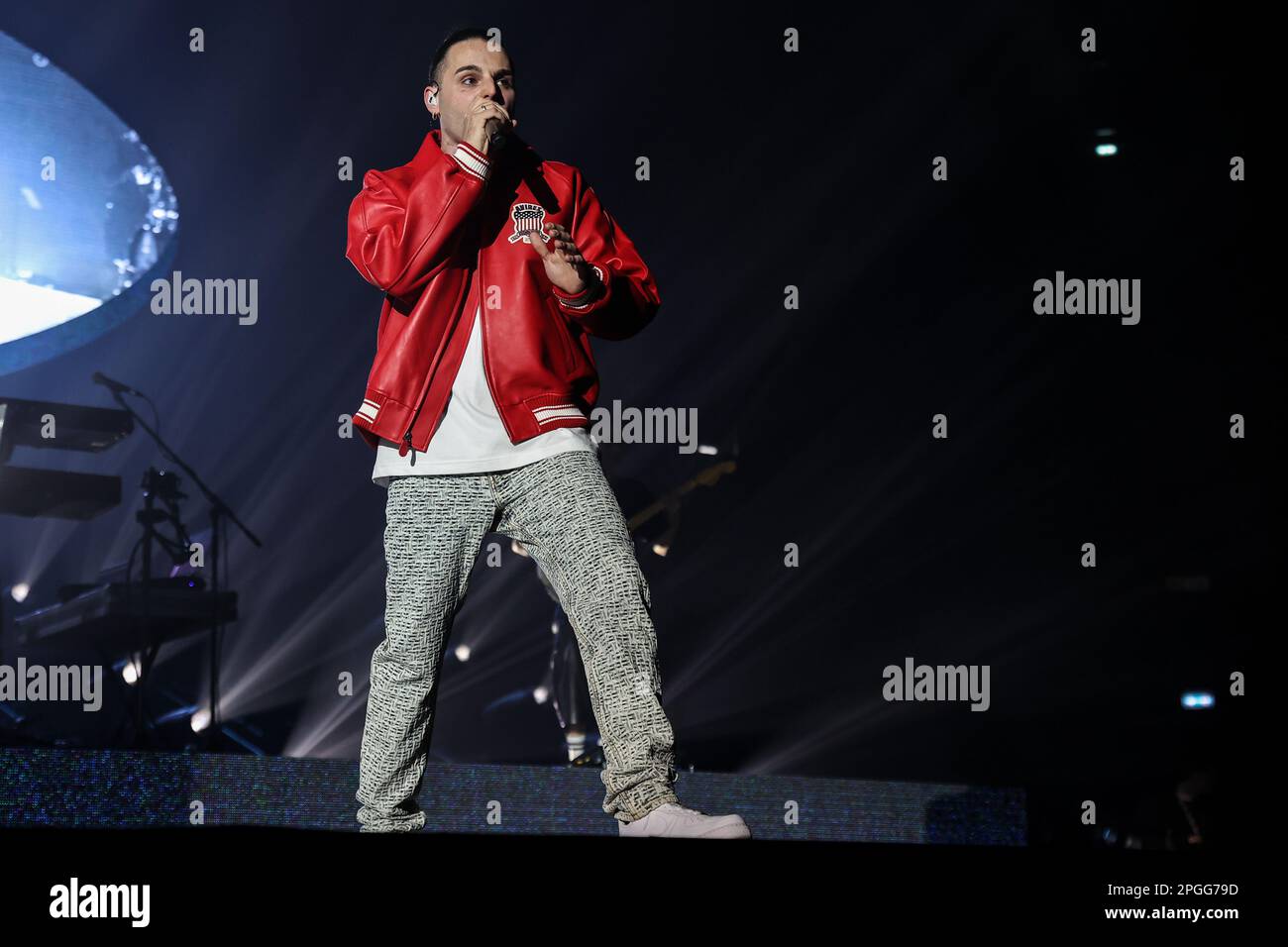 Matteo Professione connu professionnellement sous le nom d'Ernia se ...