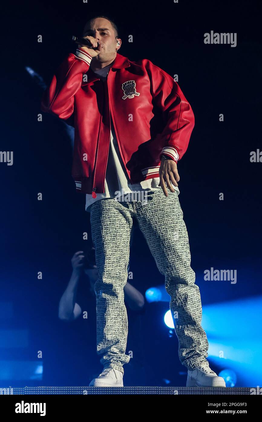 Matteo Professione connu professionnellement sous le nom d'Ernia se ...