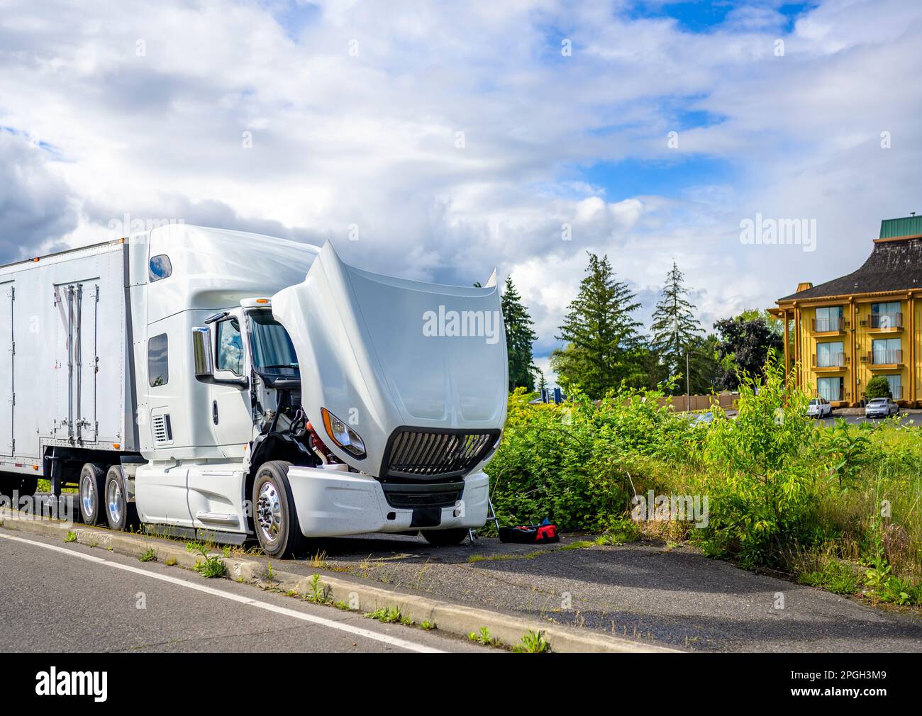 Camion semi-remorque blanc cassé à cabine haute avec capot ouvert et ...