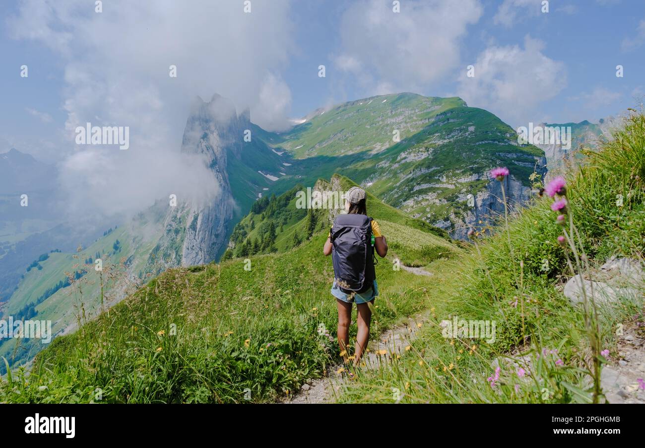Les femmes asiatiques qui font de la randonnée dans les Alpes suisses pendant leurs vacances d ...