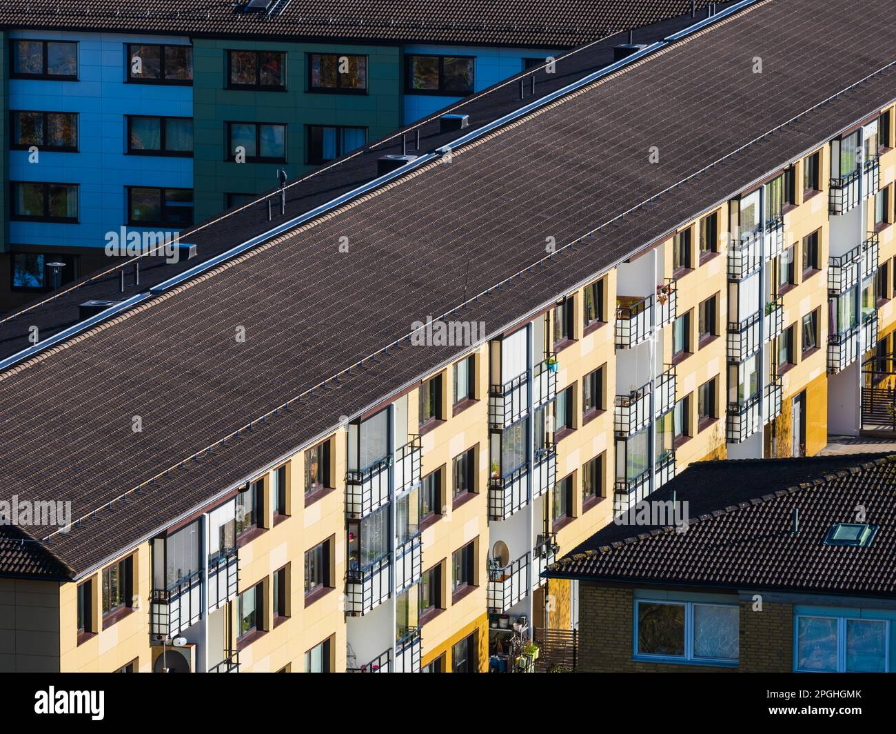 Un bâtiment moderne avec des fenêtres dans un quartier résidentiel ...