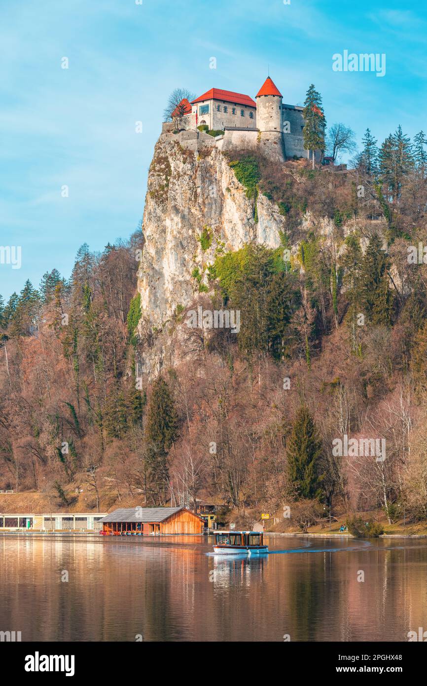Bled, Slovénie - 22 février 2023: Bateau touristique sur le lac Bled ...