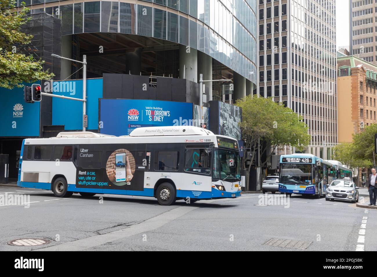 Bus à impériale unique de Sydney traversant le centre-ville de Sydney ...