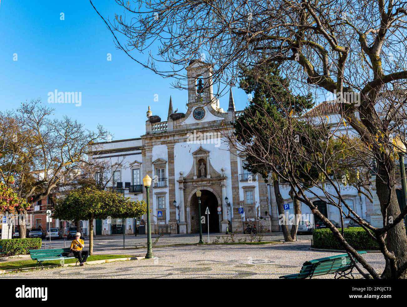 L'arcade néo-classique monumentale de Faro mène à la vieille ville ...