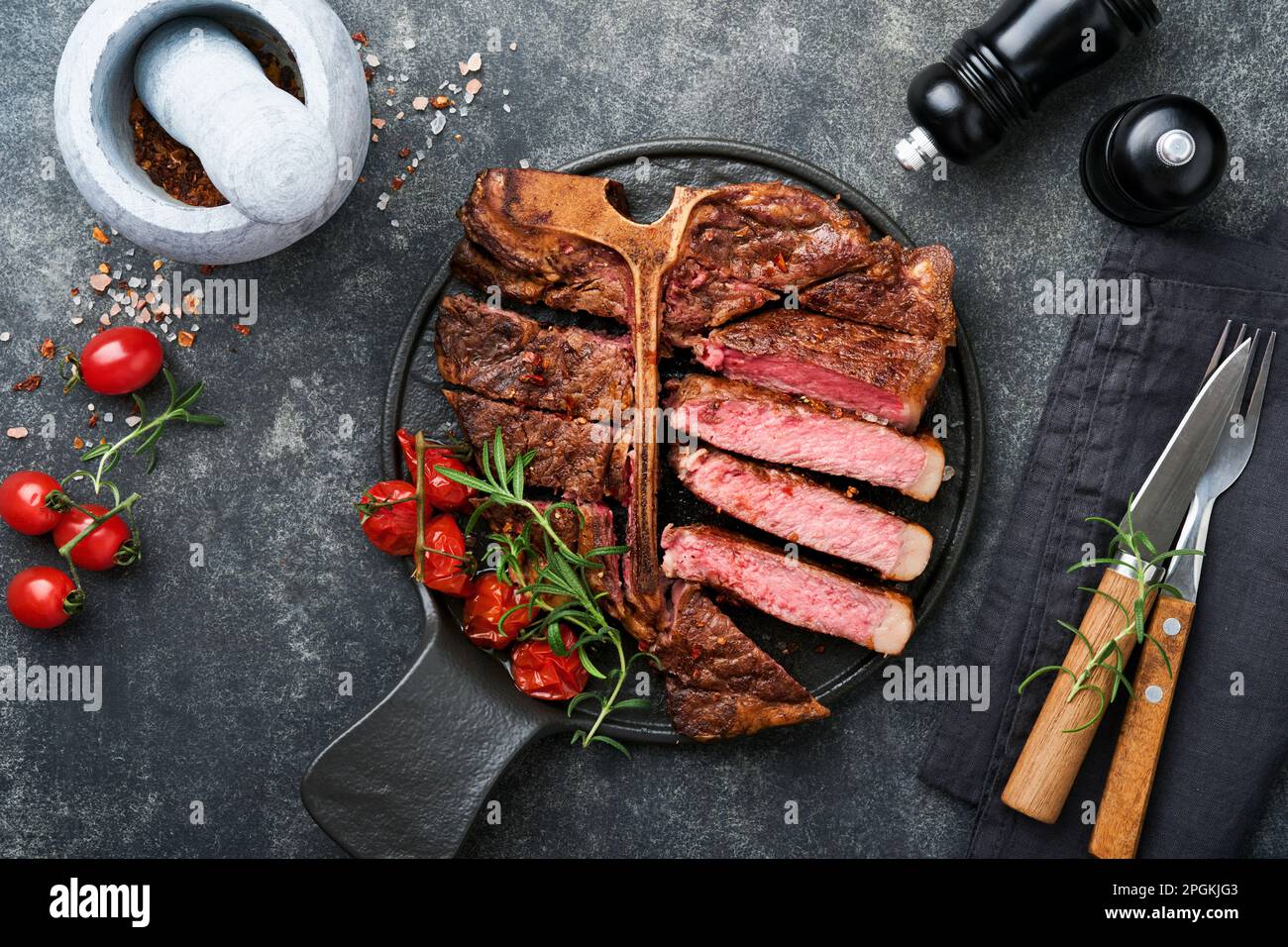 Steaks de l'os en T. Tranché de bœuf grillé en T-bone ou steak de ...