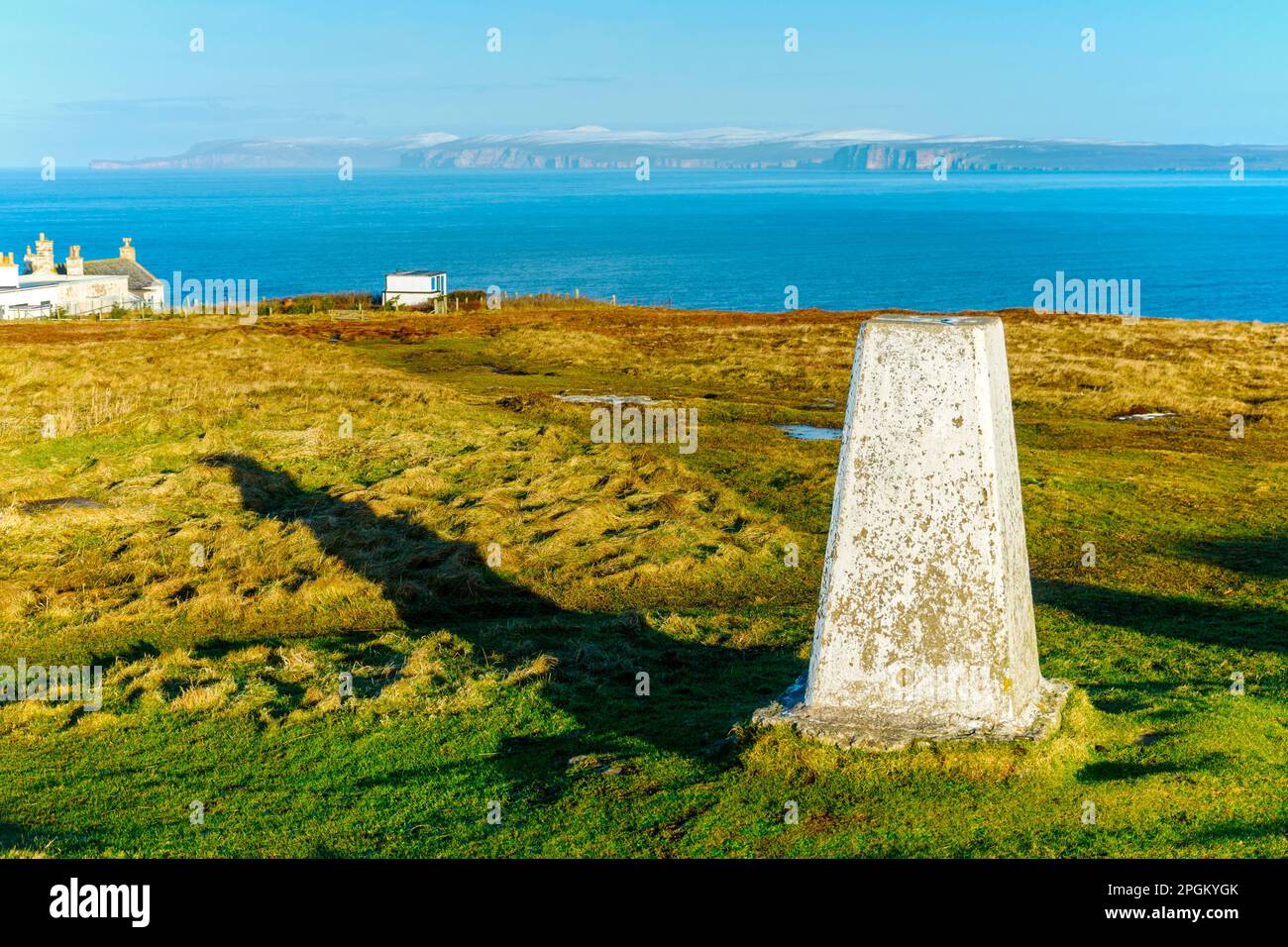 Le point de trig au sommet de Dunnet Head, Caithness, Écosse, Royaume ...