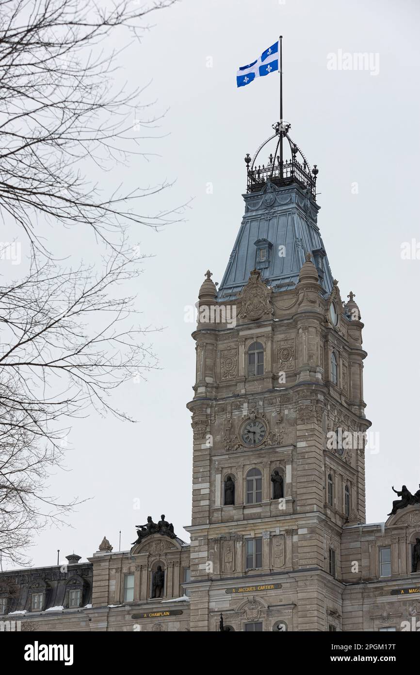 Le drapeau de la province de Québec survole l'édifice du Parlement, qui ...