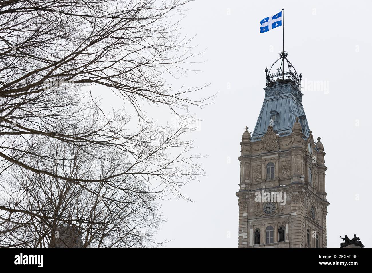 Le drapeau de la province de Québec survole l'édifice du Parlement, qui ...