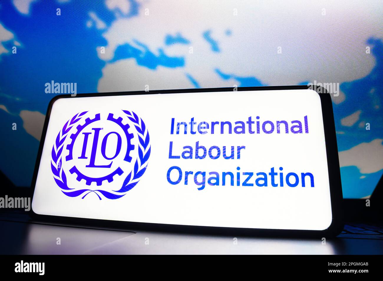 Sur cette photo, le logo de l'Organisation internationale du travail ...