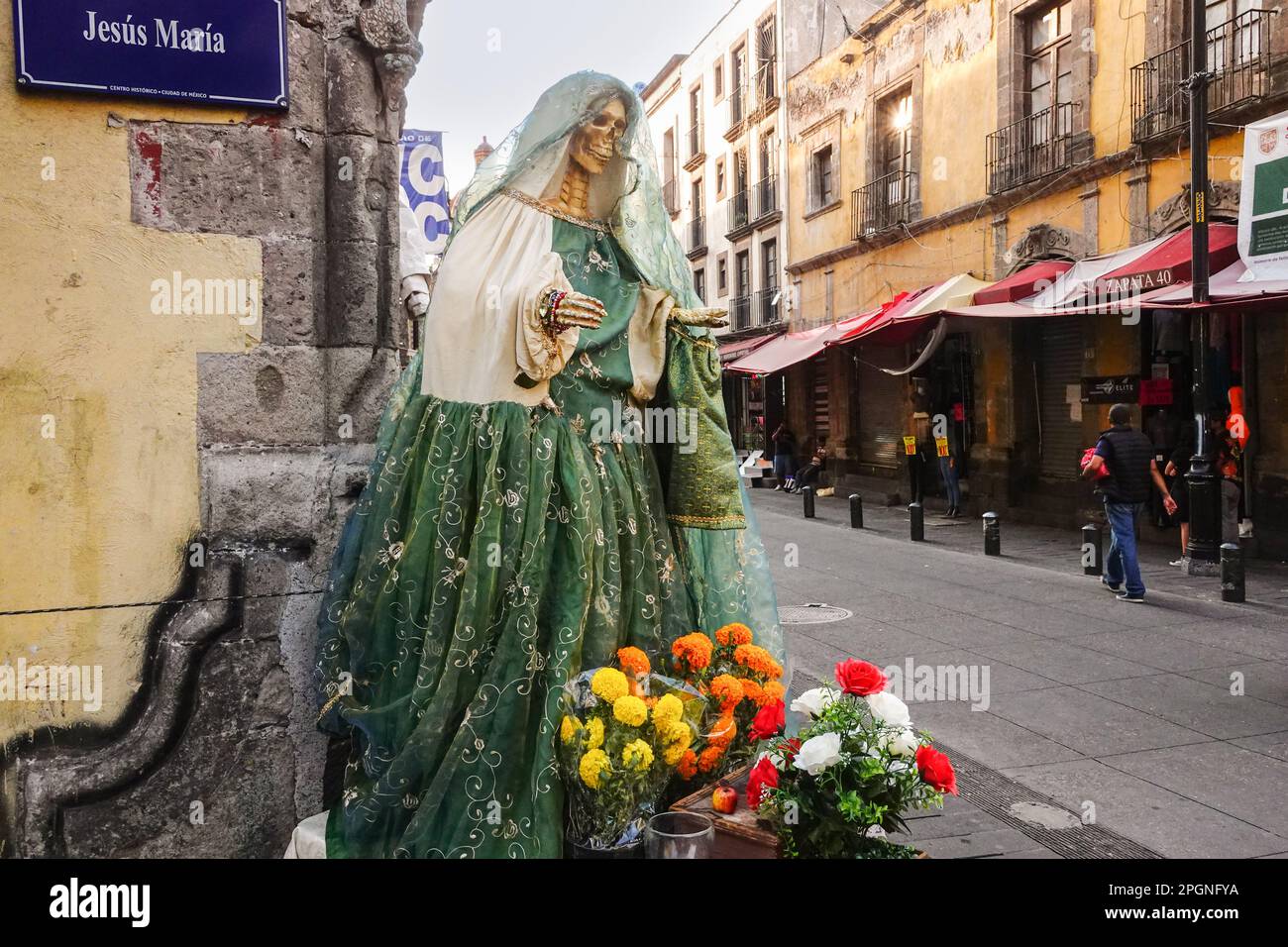La statue et le sanctuaire de la Sainte mort, qui font partie du culte ...