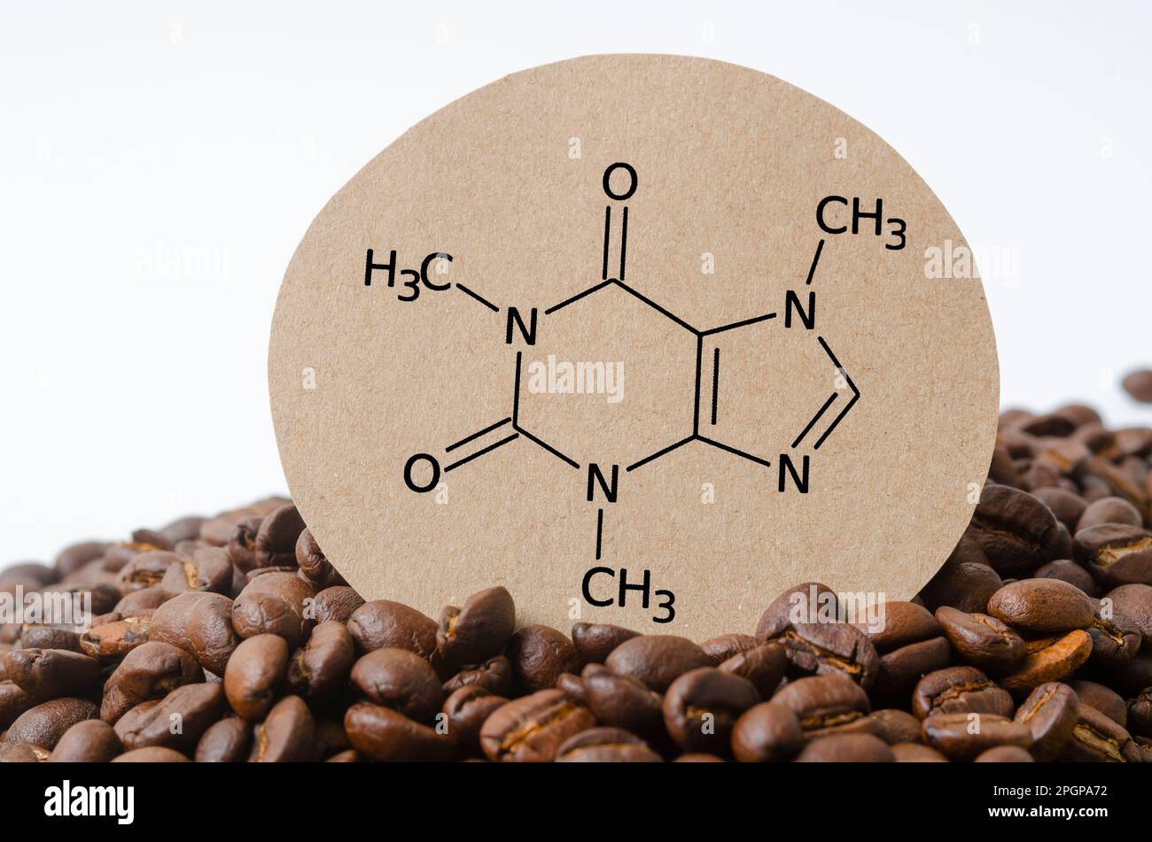 Formule chimique structurale de la molécule de caféine avec des grains ...