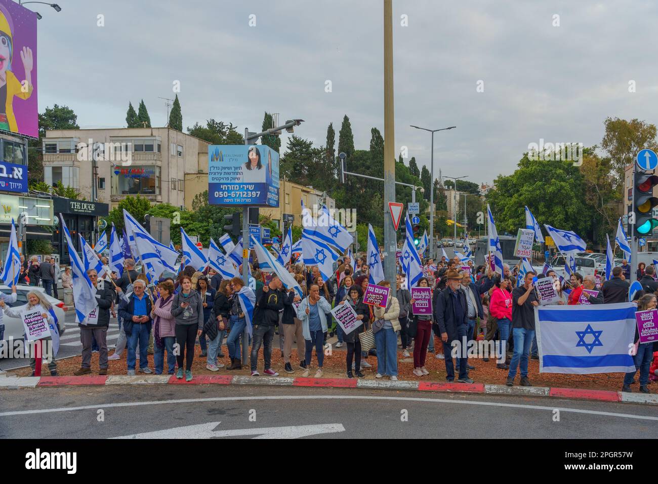Haïfa, Israël - 23 mars 2023: Des manifestants avec divers signes et ...
