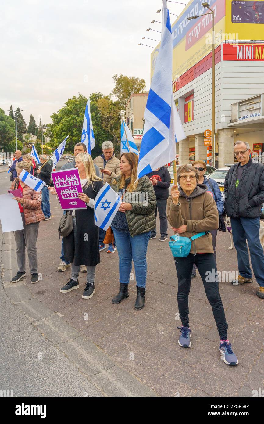 Haïfa, Israël - 23 mars 2023: Des manifestants avec divers signes et ...