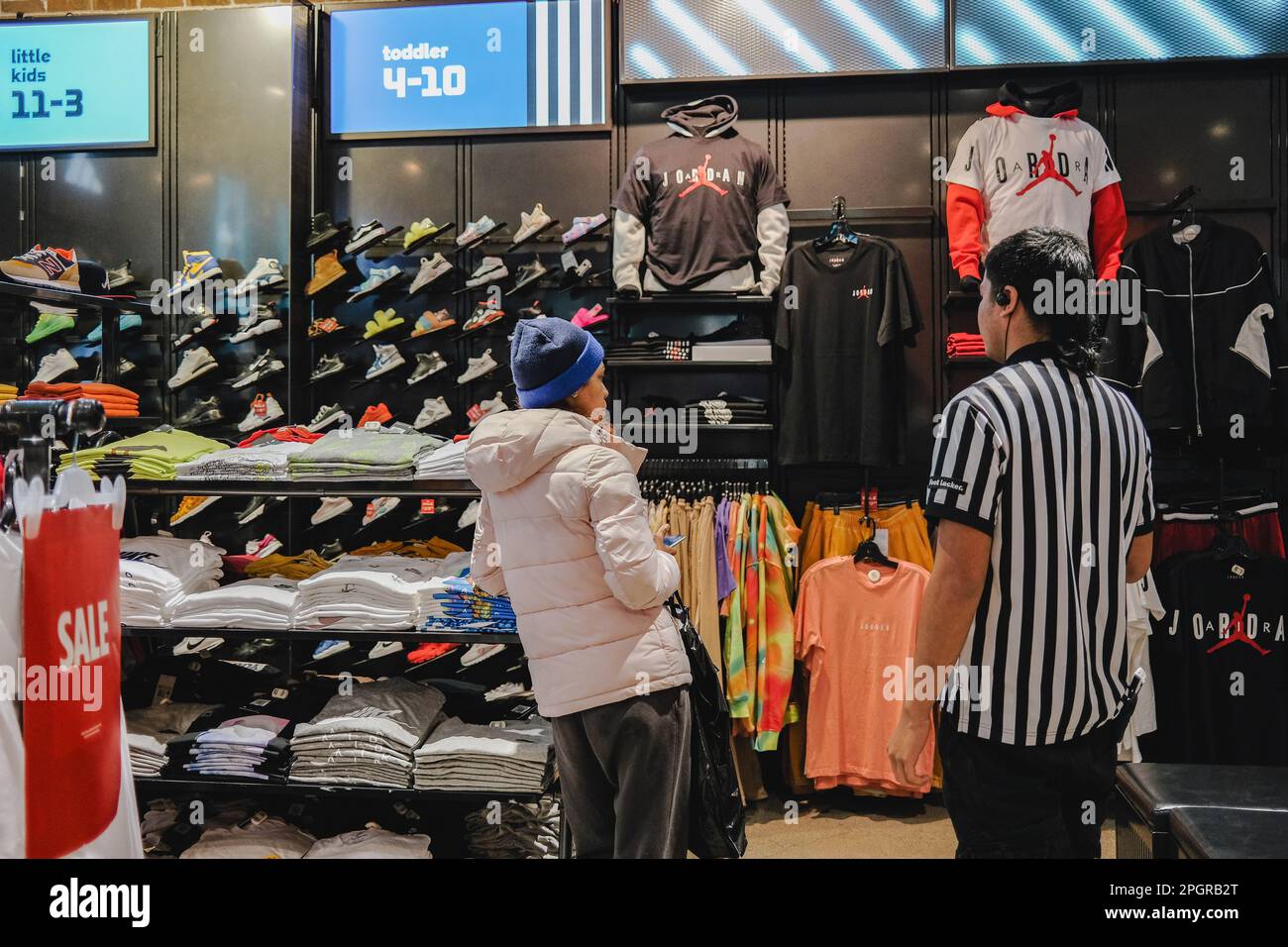 Les grandes fenêtres du magasin présentent une gamme de chaussures et ...