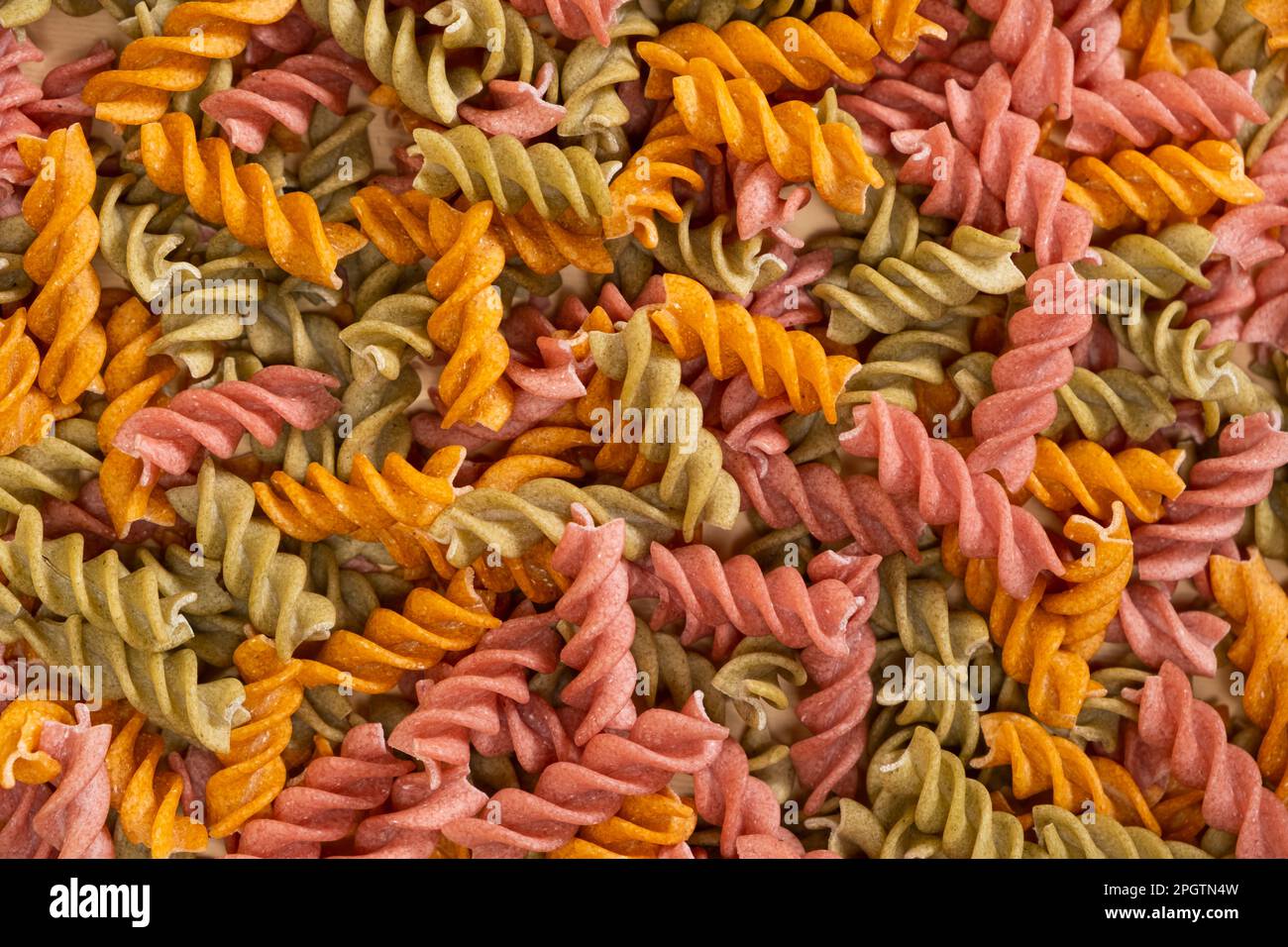 Pâtes de légumes de riz en spirales, vue de dessus. Pâtes de riz saines ...