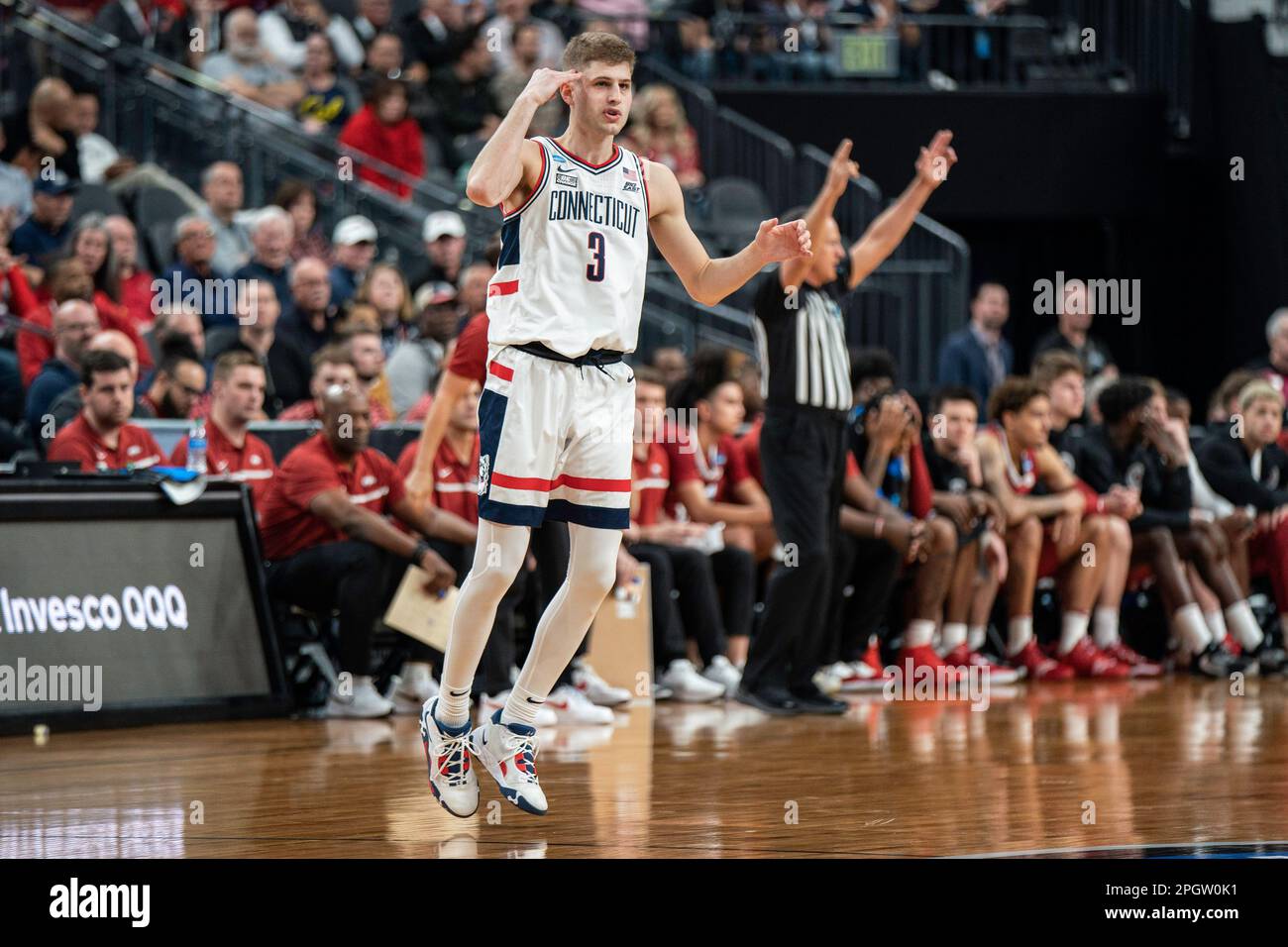 Le garde des Huskies du Connecticut Joey Calcaterra (3) célèbre après ...