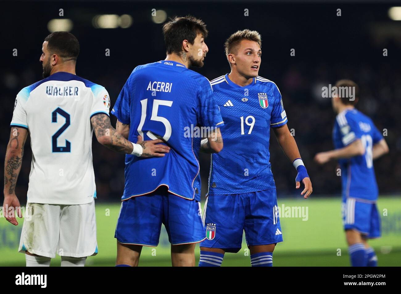 Naples, Italie. 23rd mars 2023. Francesco Acerbi (L) et Mateo Retegui d'Italie (R) se parlent ...