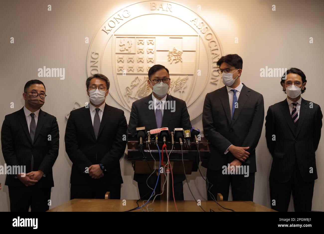 (De gauche à droite) Eugene W.T. Yim, secrétaire honoraire et trésorier ...