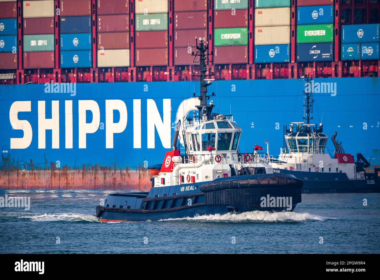 Les remorqueurs de port poussent le cargo conteneur Cosco expédier Leo ...
