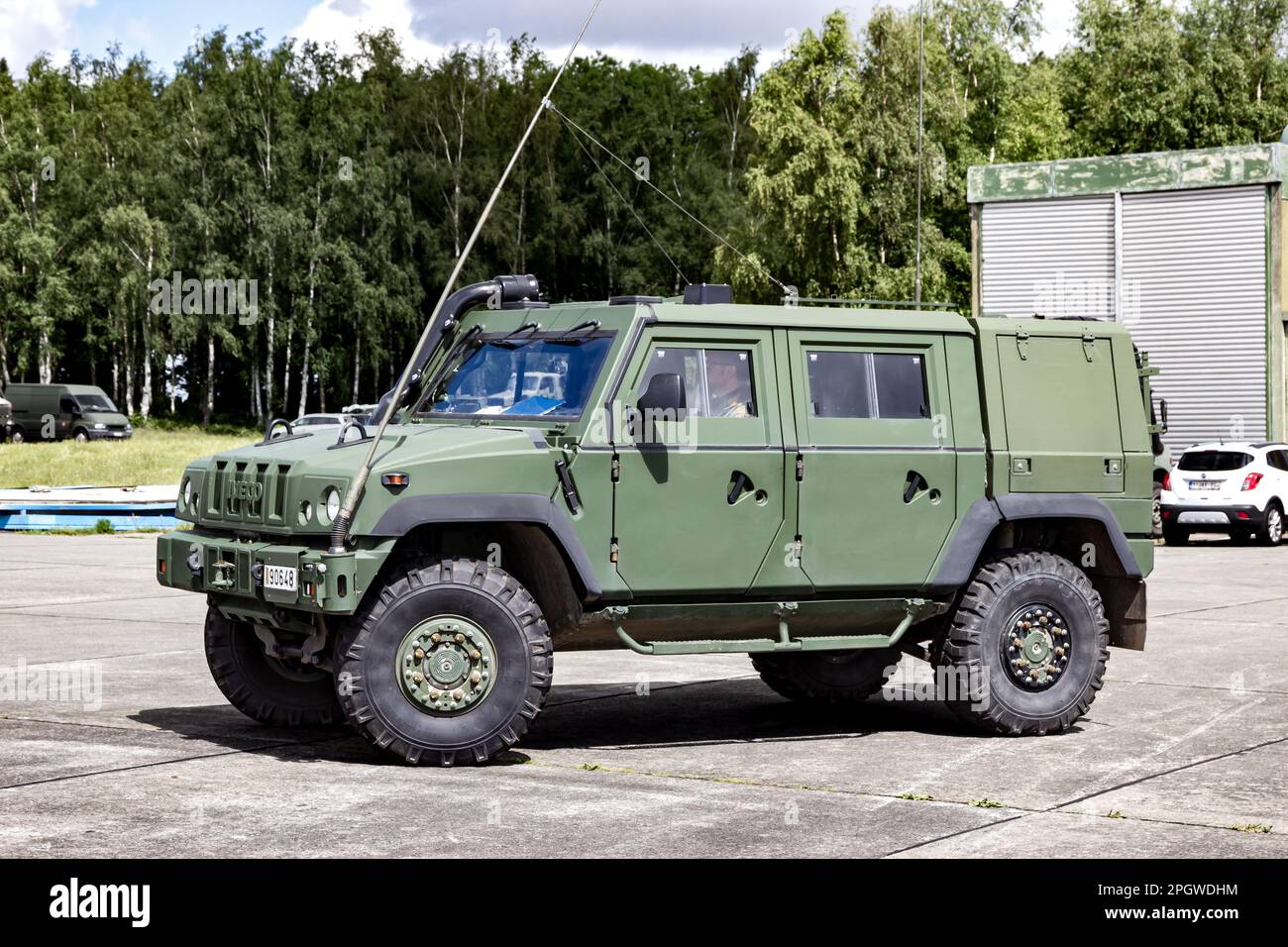 Armée belge Iveco LMV (véhicule multirôle léger) en garde à la base ...