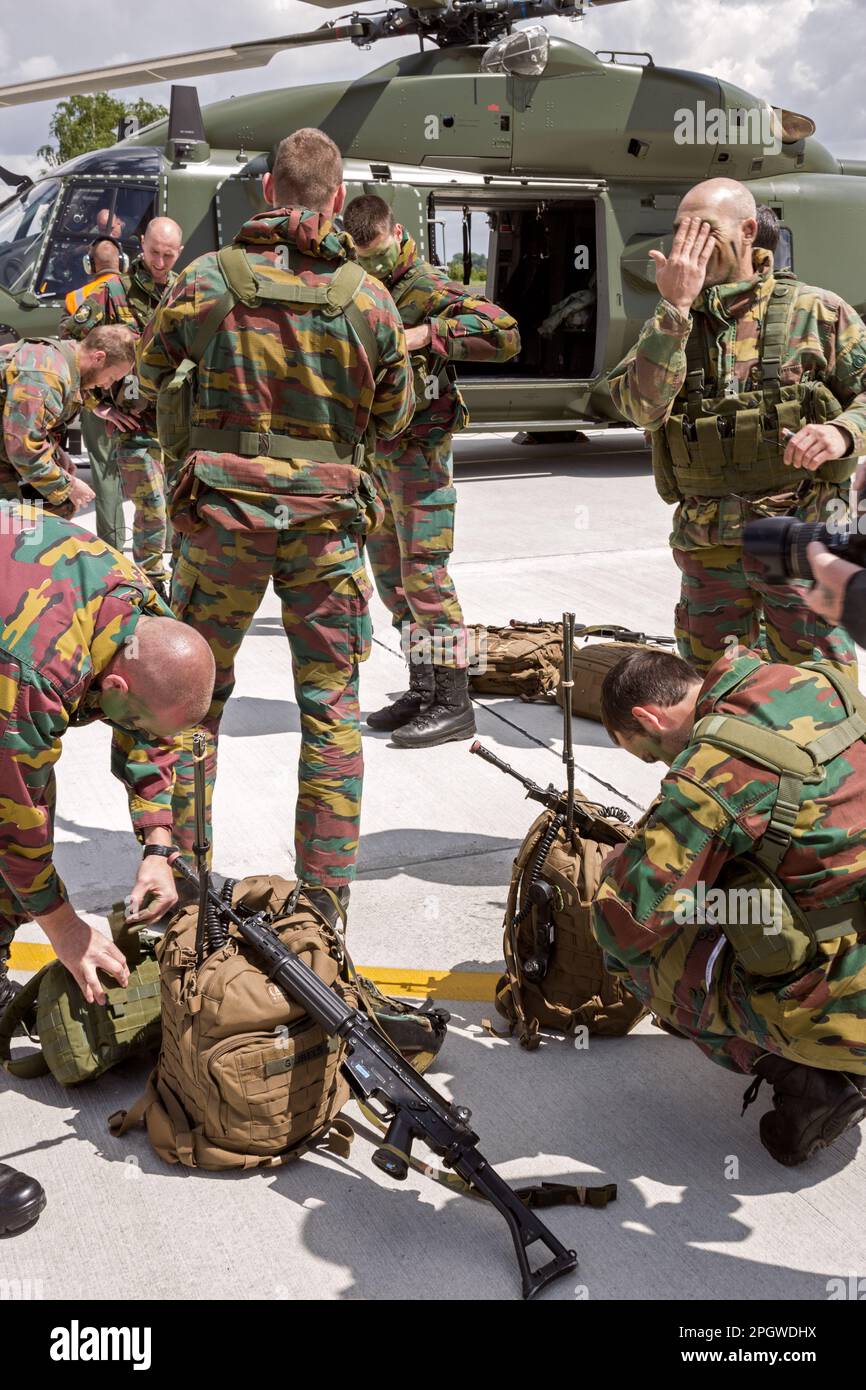 Soldats de l'armée belge se préparant à l'exercice de la THPU. Le THPU ...