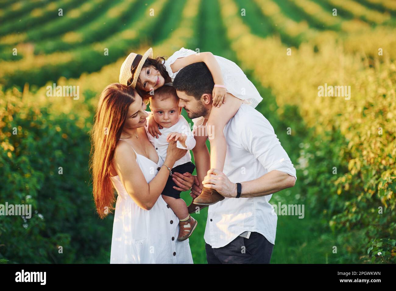 Au Champ Agricole Le Père La Mère Avec Sa Fille Et Son Fils Passent