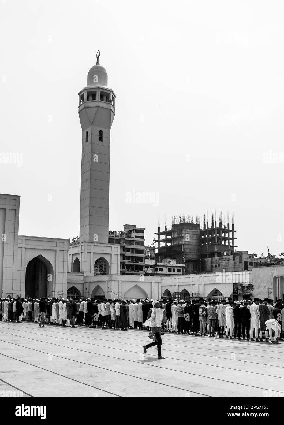 Foule en prière Banque d'images noir et blanc - Alamy